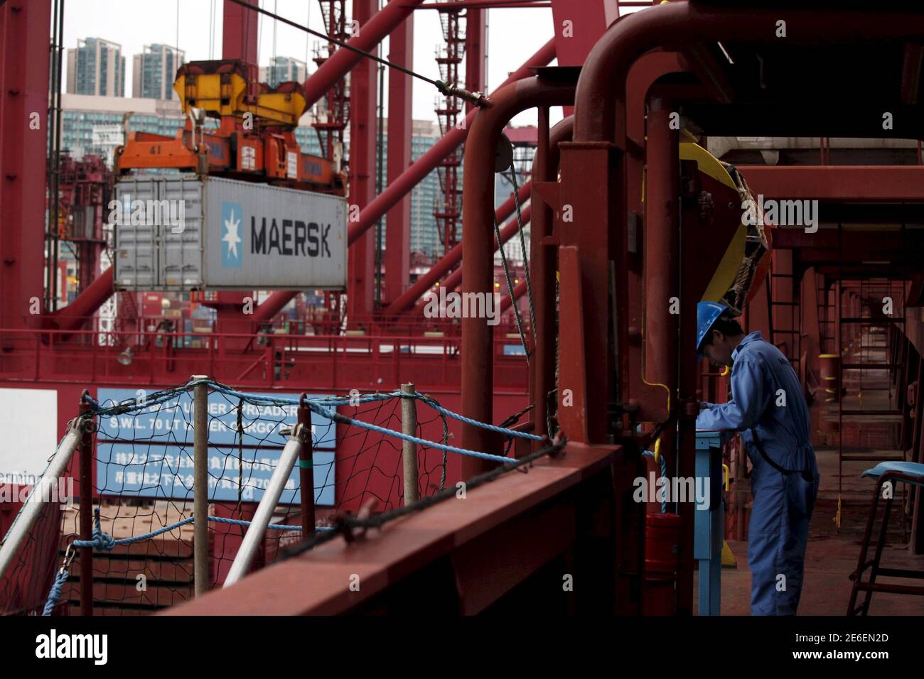Container ship crew asia hi-res stock photography and images - Alamy