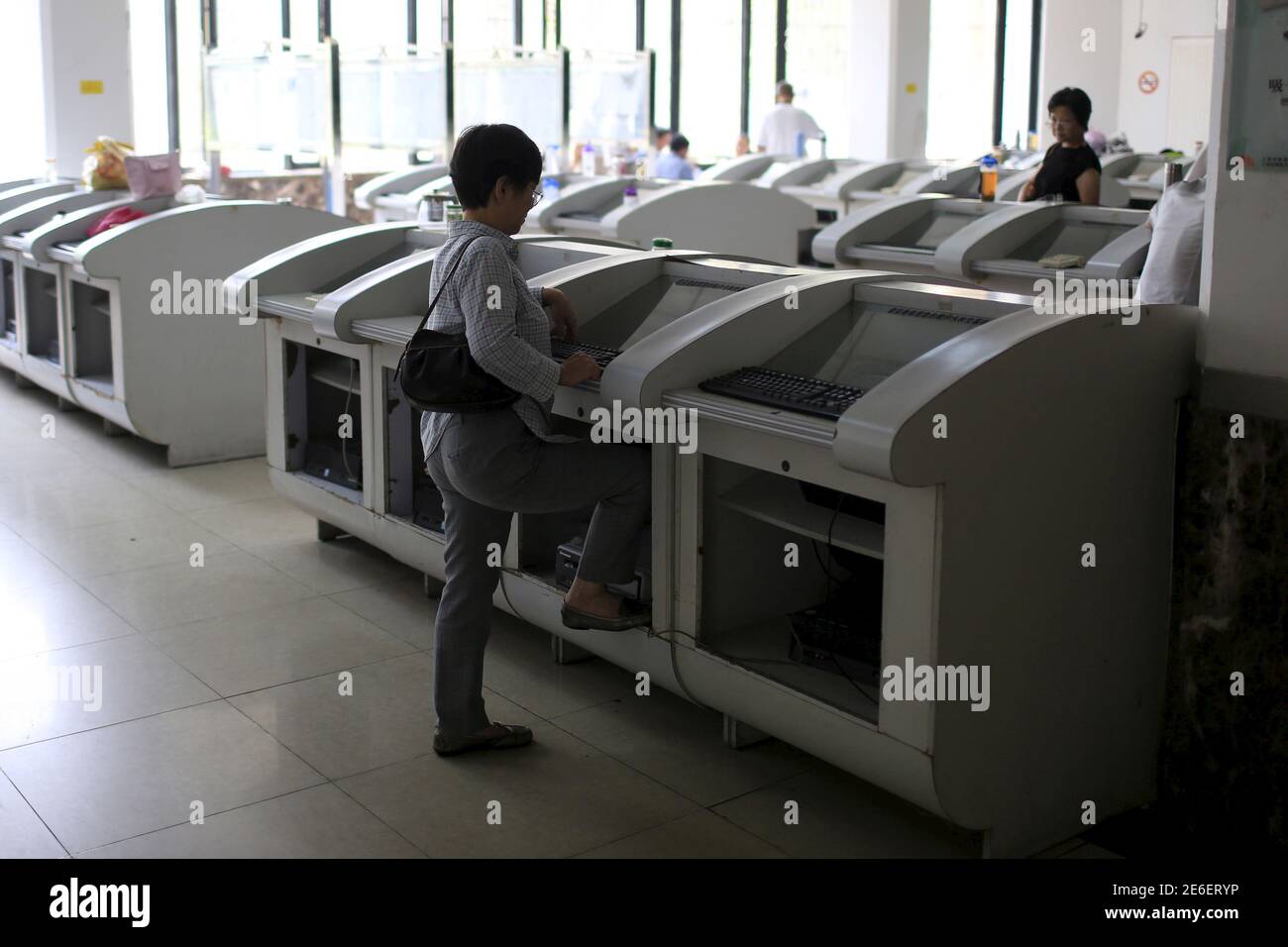 Chinese investors computers hi-res stock photography and images - Alamy