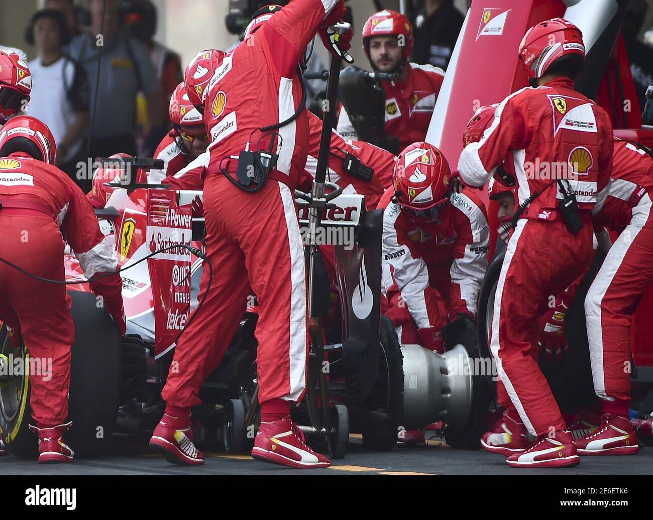 Ferraris mechanics in the pits hi-res stock photography and images - Alamy