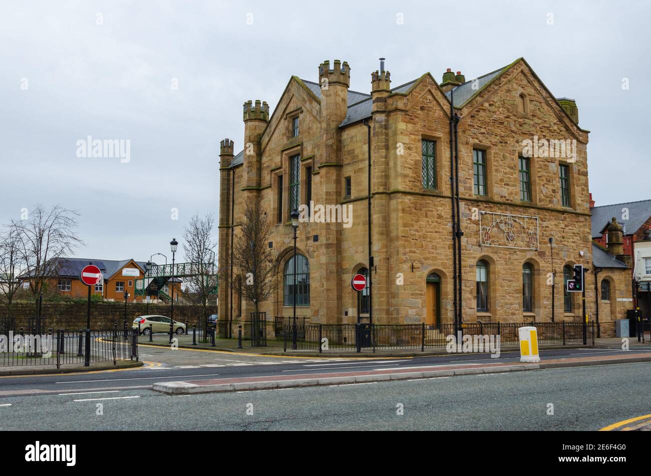 Tudor gothic style hi-res stock photography and images - Alamy