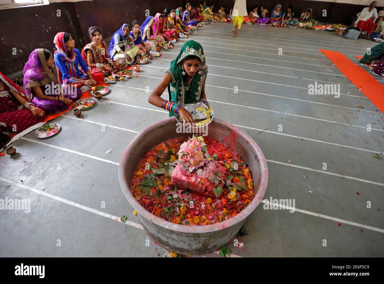 Shivling in temple hi-res stock photography and images - Alamy