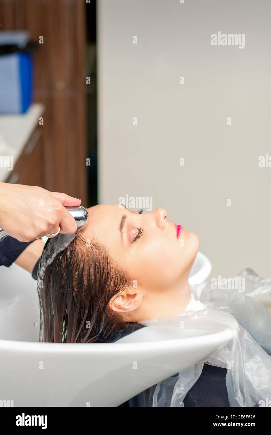Brunette rinse hair hi-res stock photography and images - Alamy