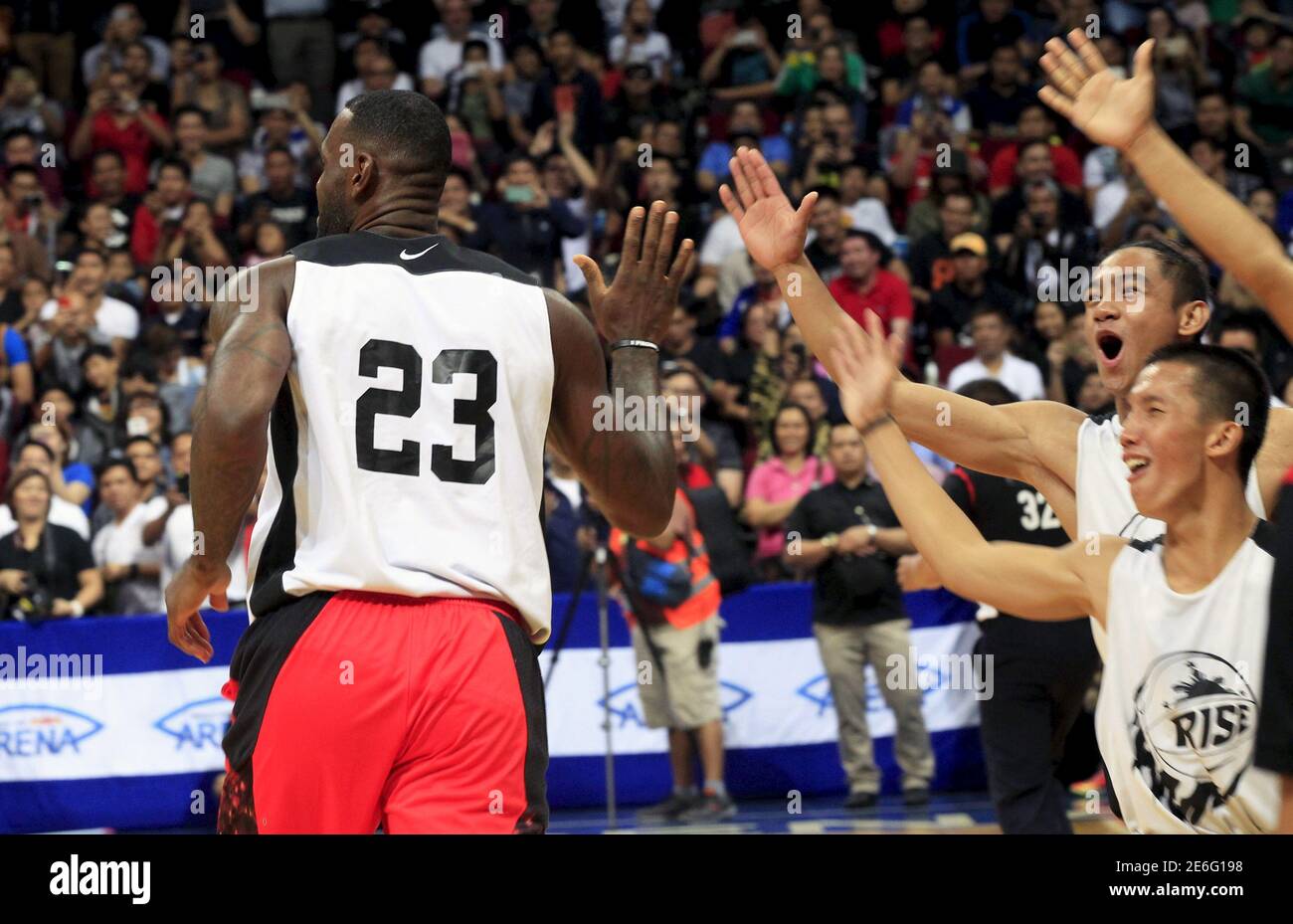 Basketball players high five hi-res stock photography and images - Alamy