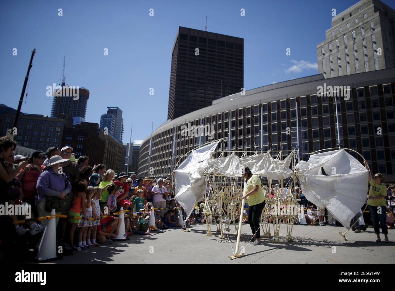 Onlookers in museum hi-res stock photography and images - Alamy
