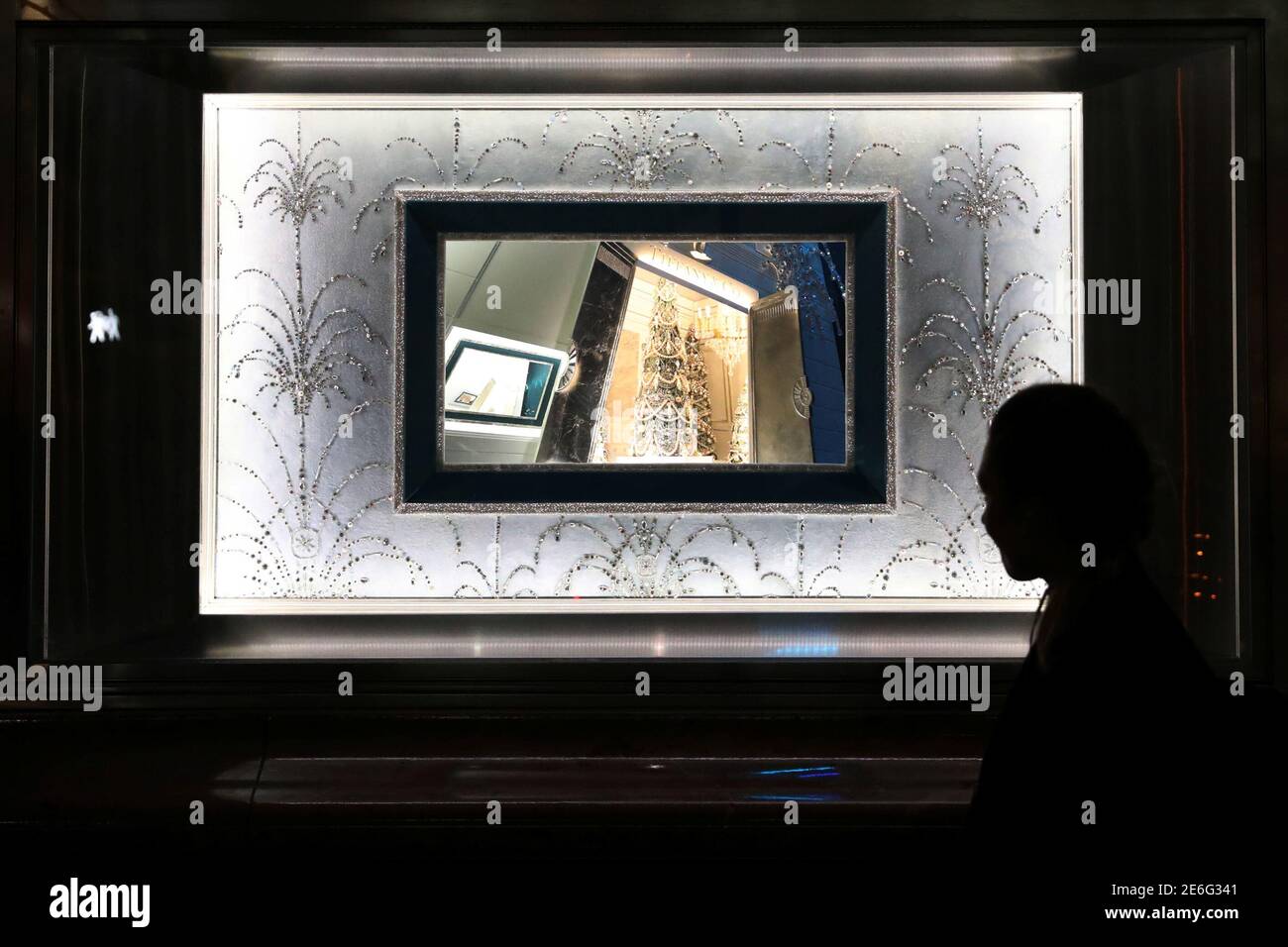 Tiffany co window display holiday High Resolution Stock Photography and ...