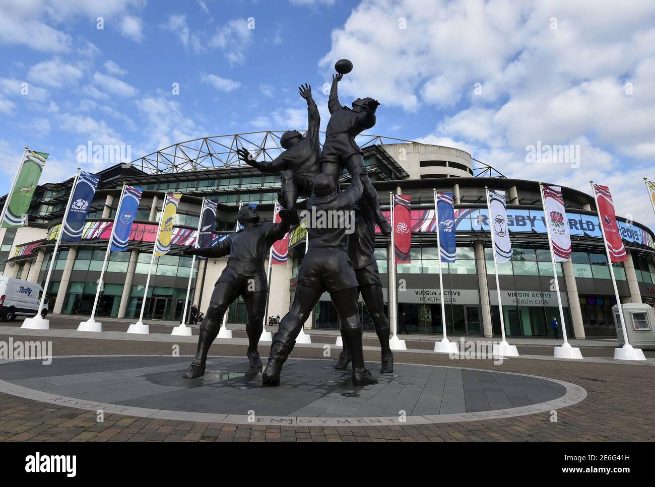 Rugby statue twickenham stadium hi-res stock photography and images - Alamy