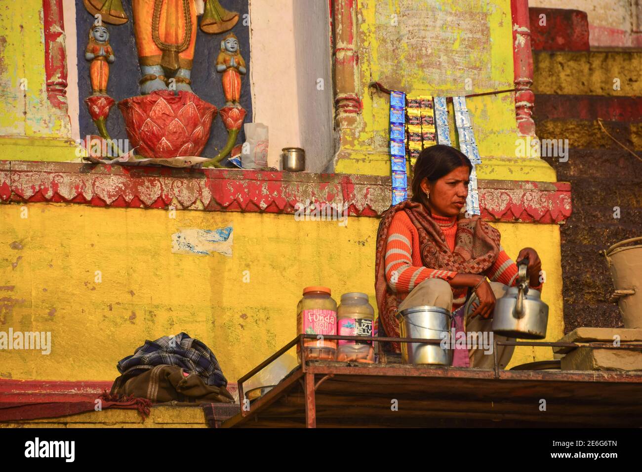 Tea Chai vendor, Ghats, Varanasi, India Stock Photo - Alamy