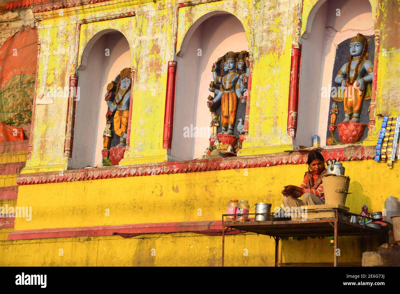 Tea Chai vendor, Ghats, Varanasi, India Stock Photo - Alamy