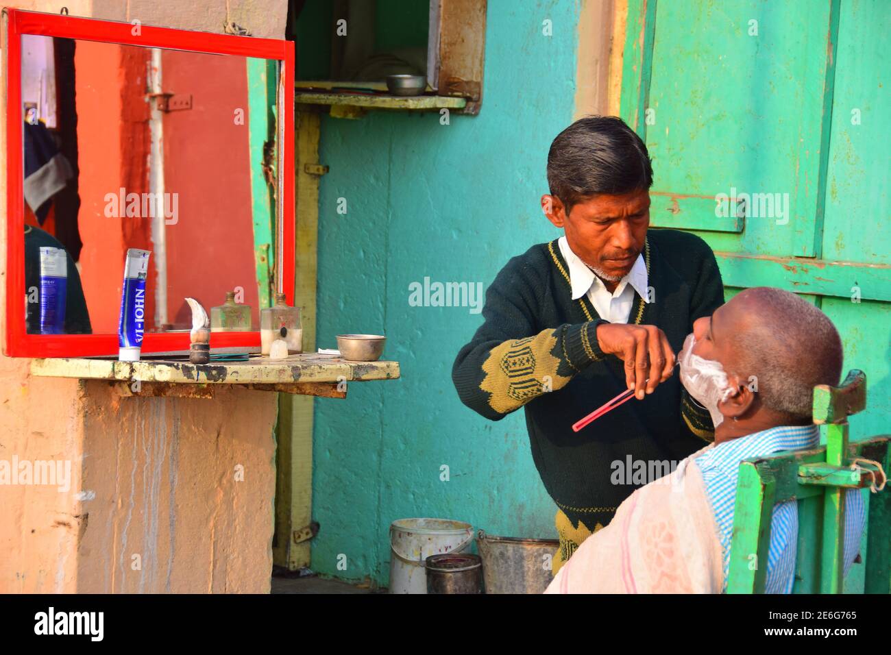 Indian barber hi-res stock photography and images - Alamy