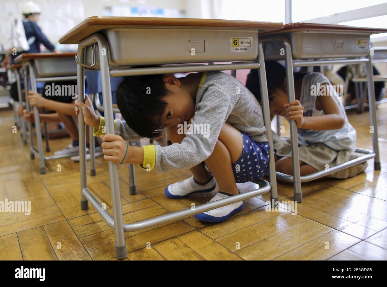Children under desk japan hi-res stock photography and images - Alamy