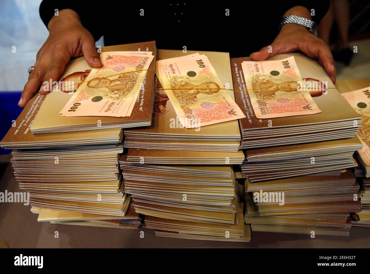 100 thai baht banknotes High Resolution Stock Photography and Images ...