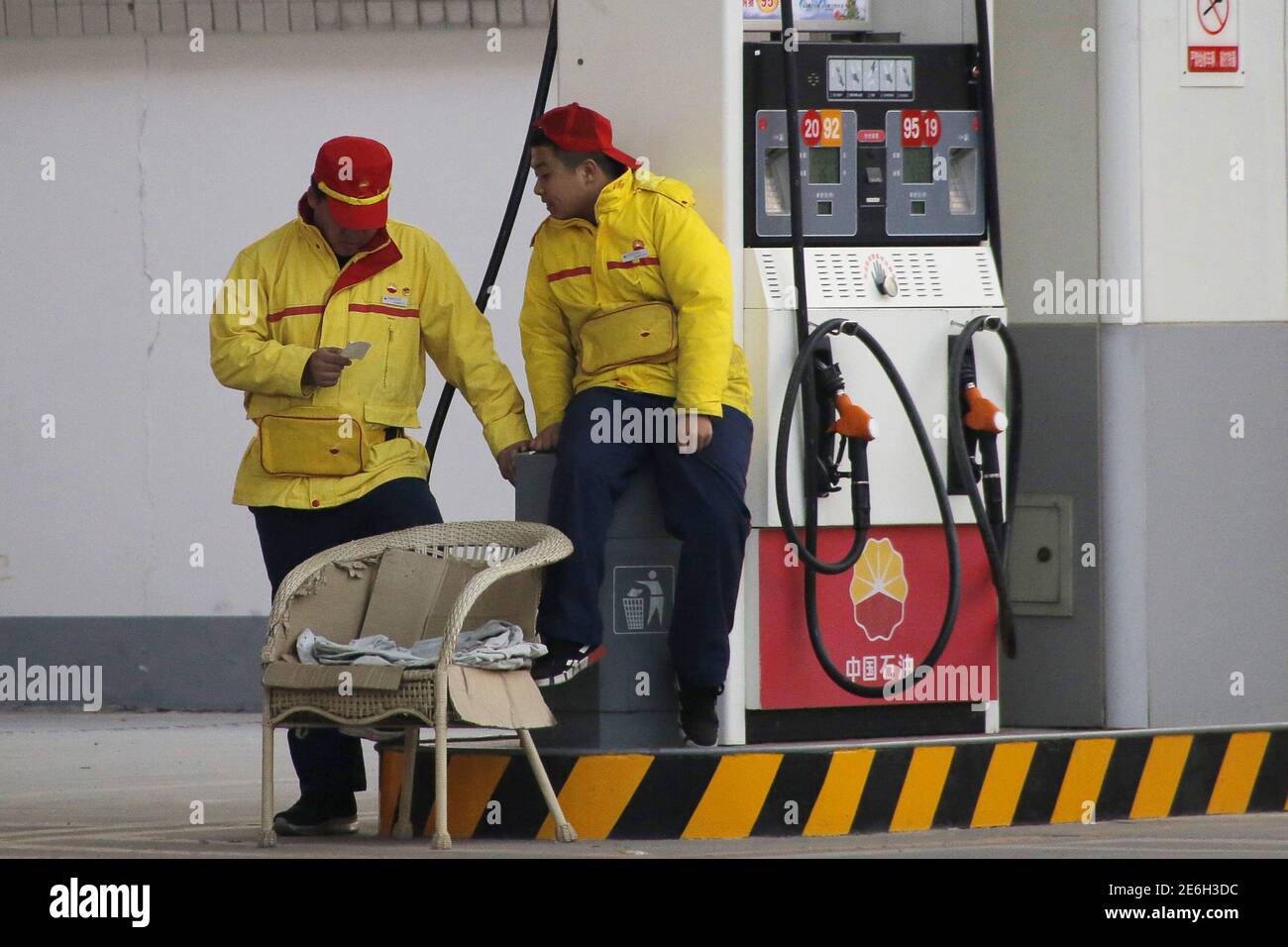 Gas station attendants hi-res stock photography and images - Alamy