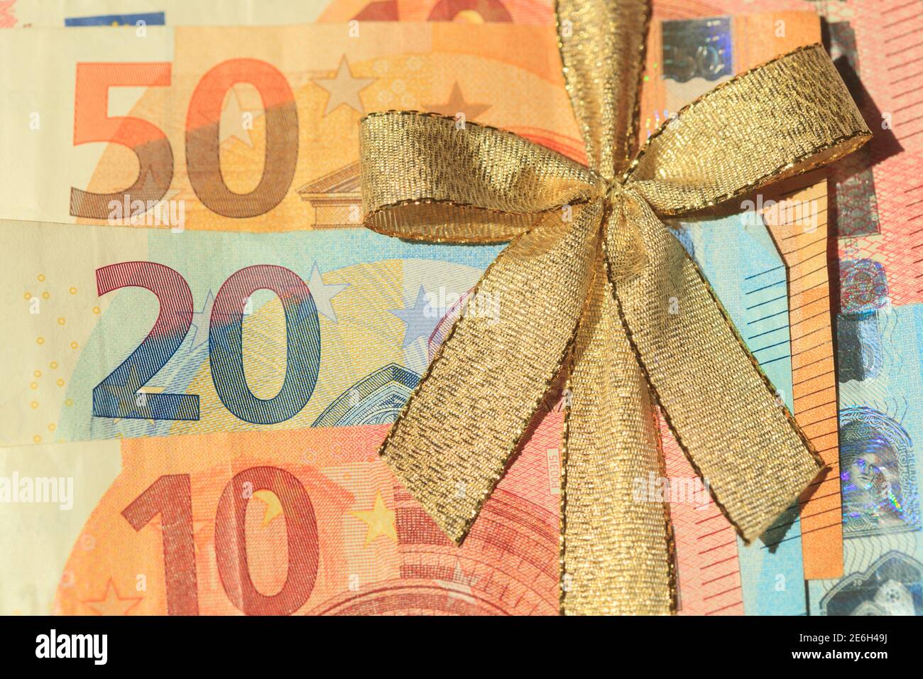 Euroscheine mit goldener Schleife als Geschenk Stock Photo - Alamy