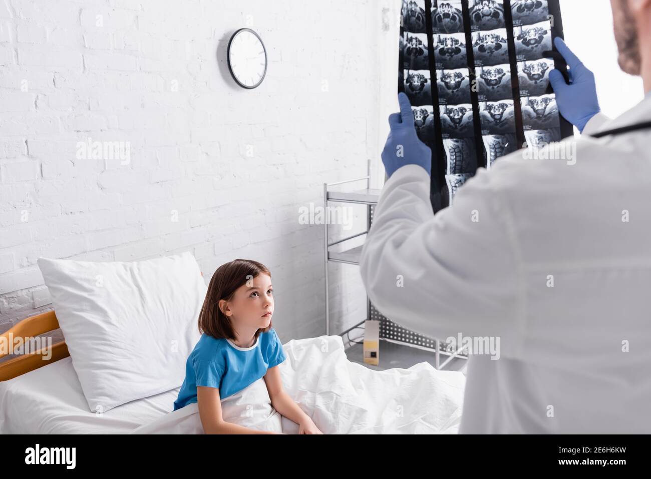 Doctor child hospital bed hi-res stock photography and images - Alamy