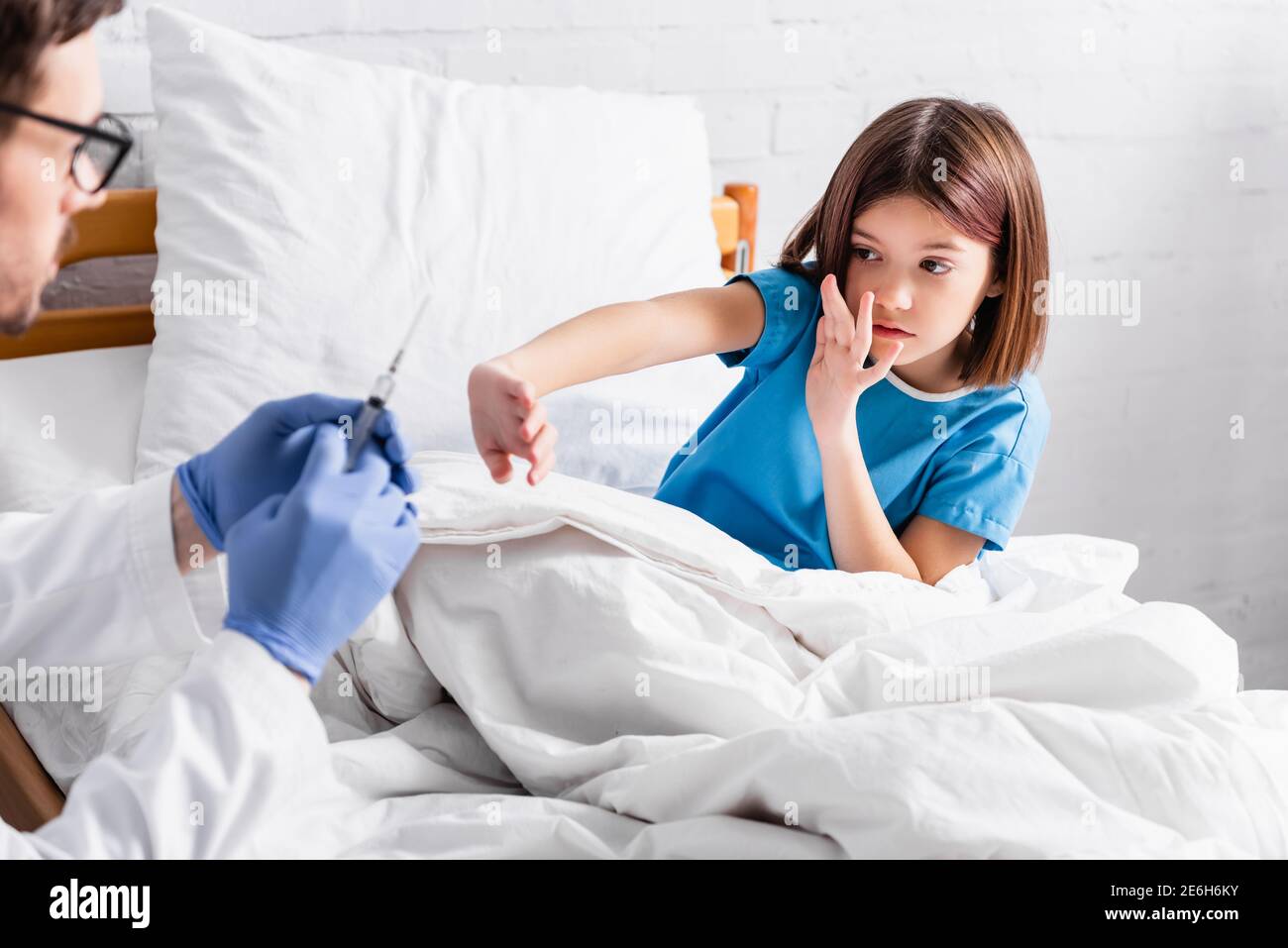 Child injection scared hi-res stock photography and images - Alamy