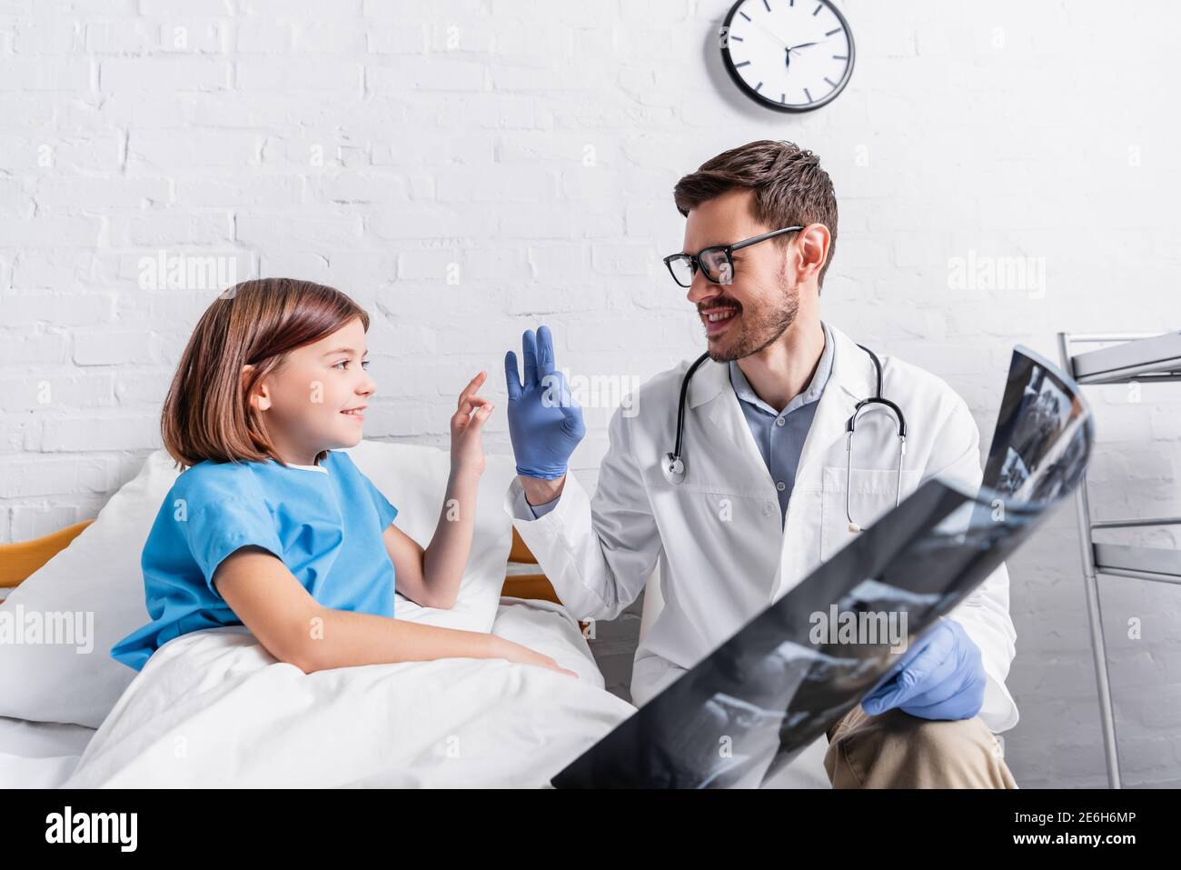 Hospital x ray sign hi-res stock photography and images - Alamy