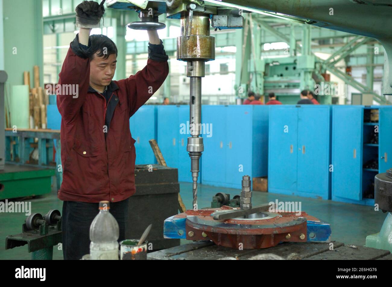 Chinese factory workers hi-res stock photography and images - Alamy
