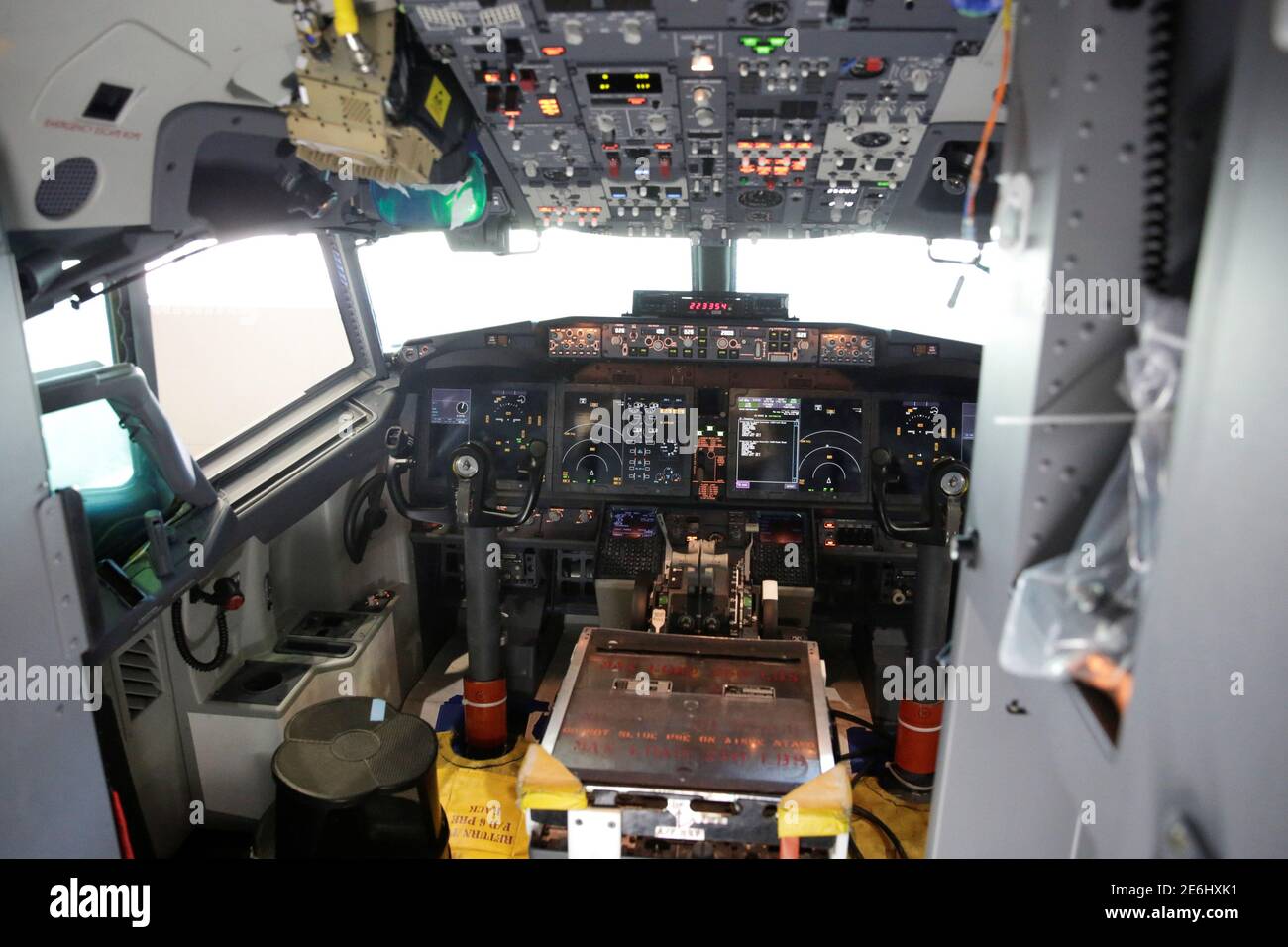 Boeing 737 cockpit max hi-res stock photography and images - Alamy