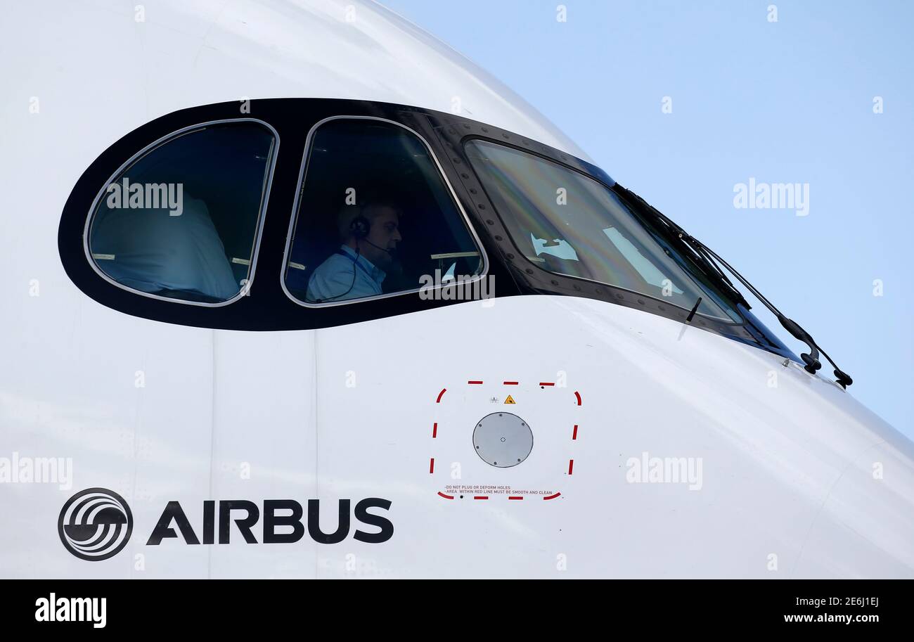 Airbus a350 cockpit hi-res stock photography and images - Alamy