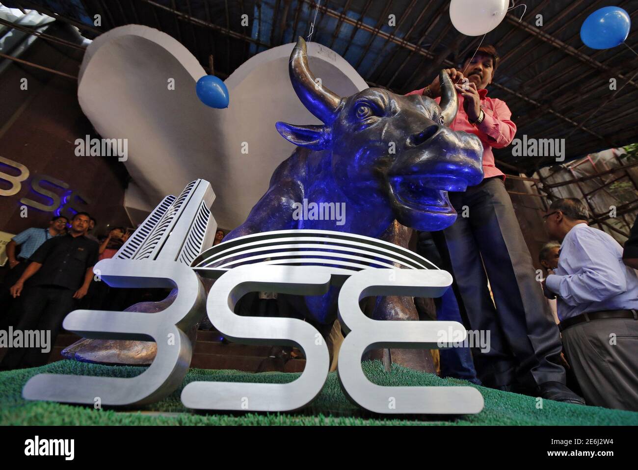 India stock exchange bull hi-res stock photography and images - Alamy