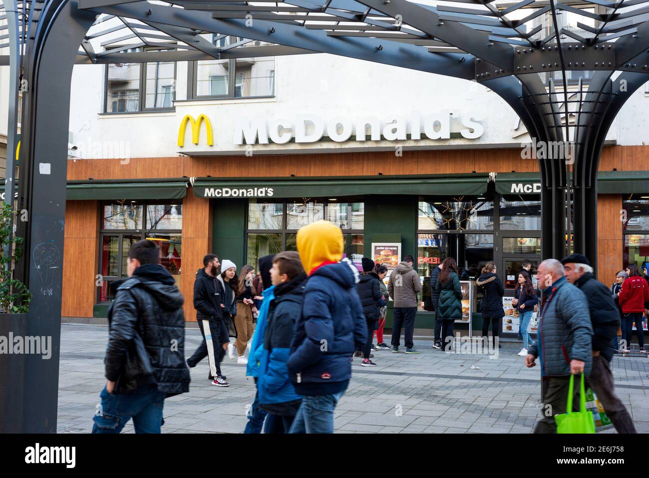 People waiting in line mcdonalds hi-res stock photography and images ...