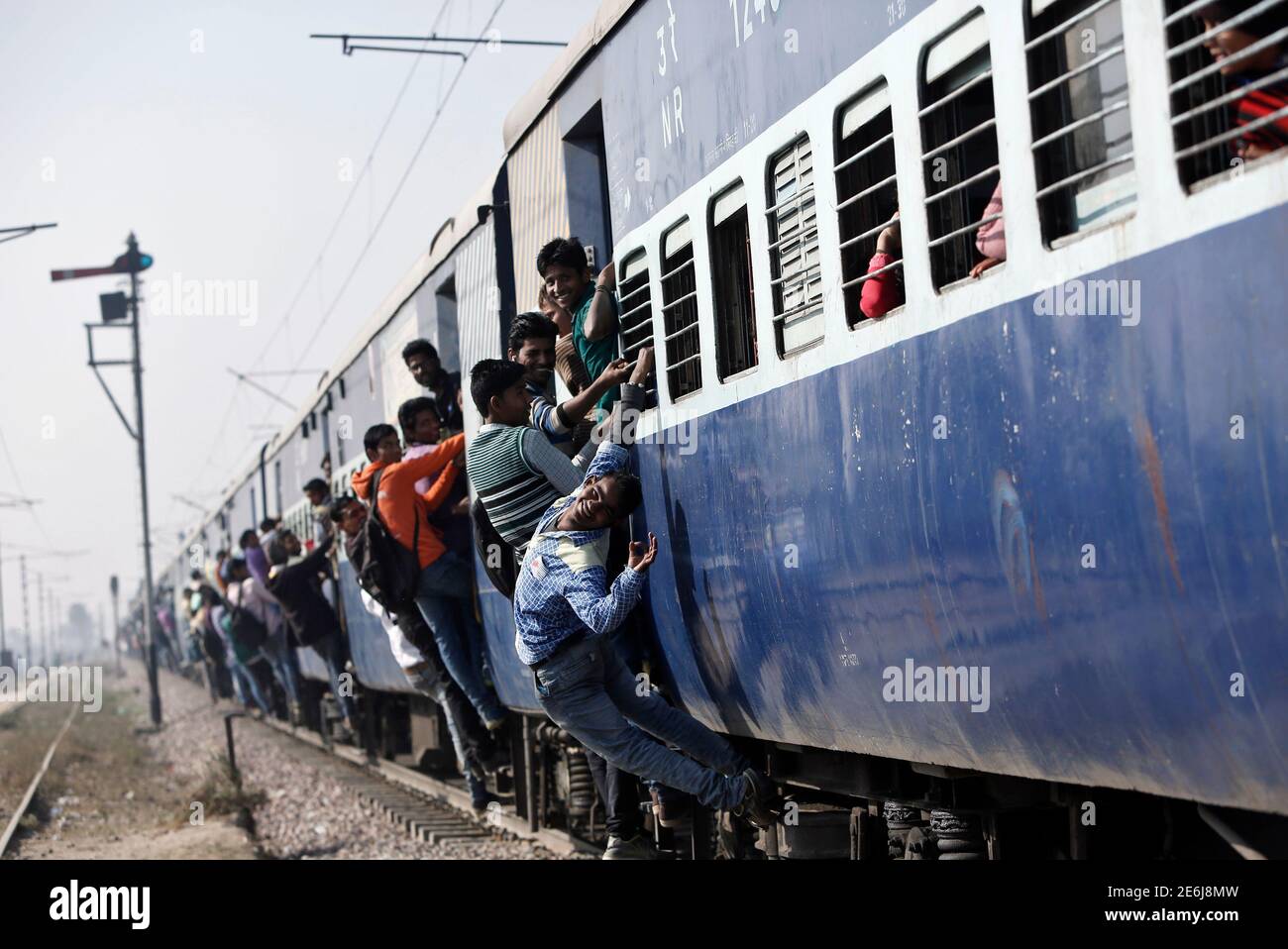 Overcrowded train delhi india hi-res stock photography and images - Alamy