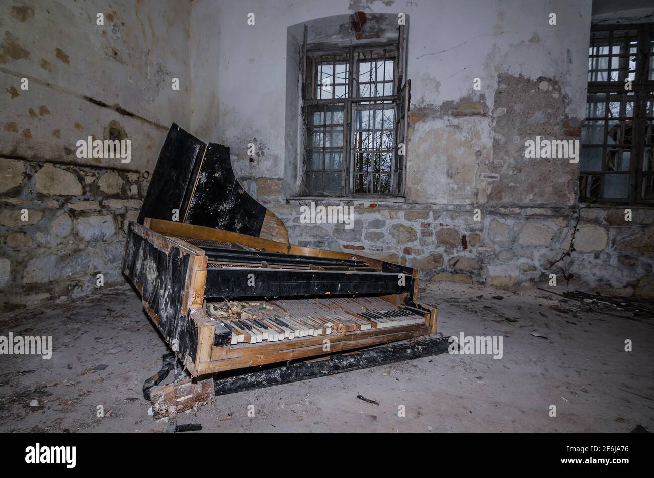 Old broken piano hi-res stock photography and images - Alamy