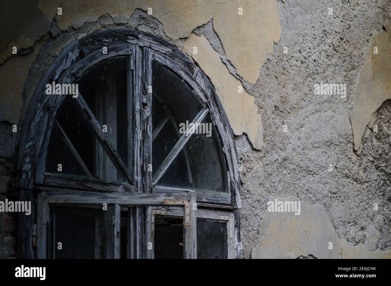 Old round window hi-res stock photography and images - Alamy