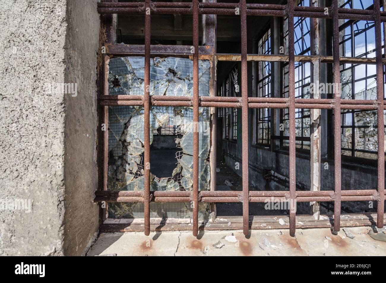 Thick iron bars hi-res stock photography and images - Alamy