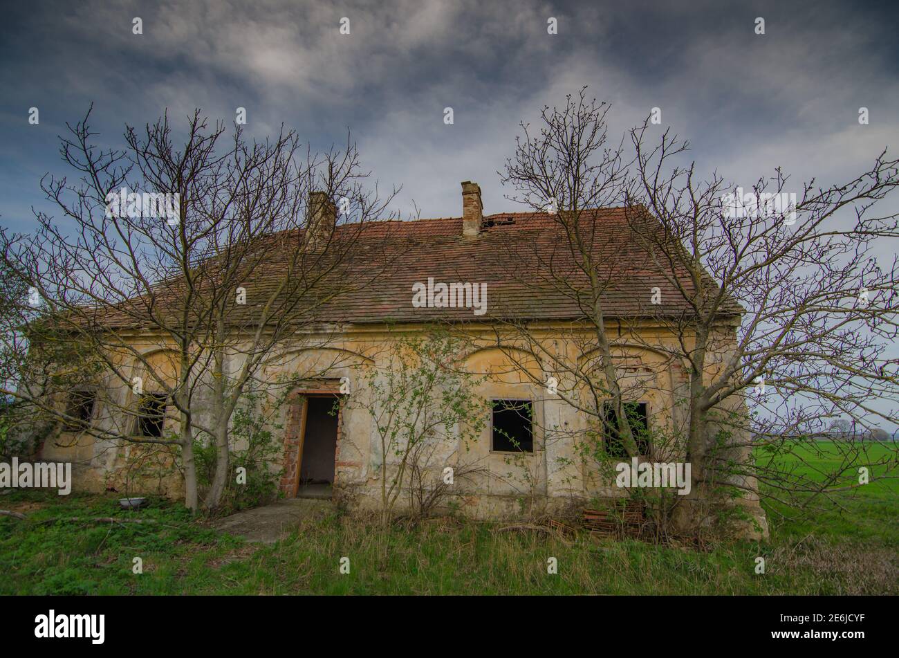 Overgrown old house hi-res stock photography and images - Alamy