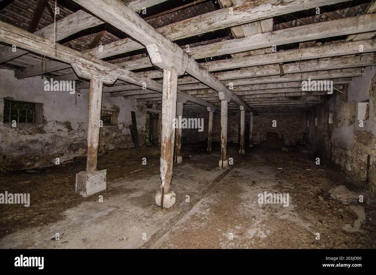 Empty barn hi-res stock photography and images - Alamy