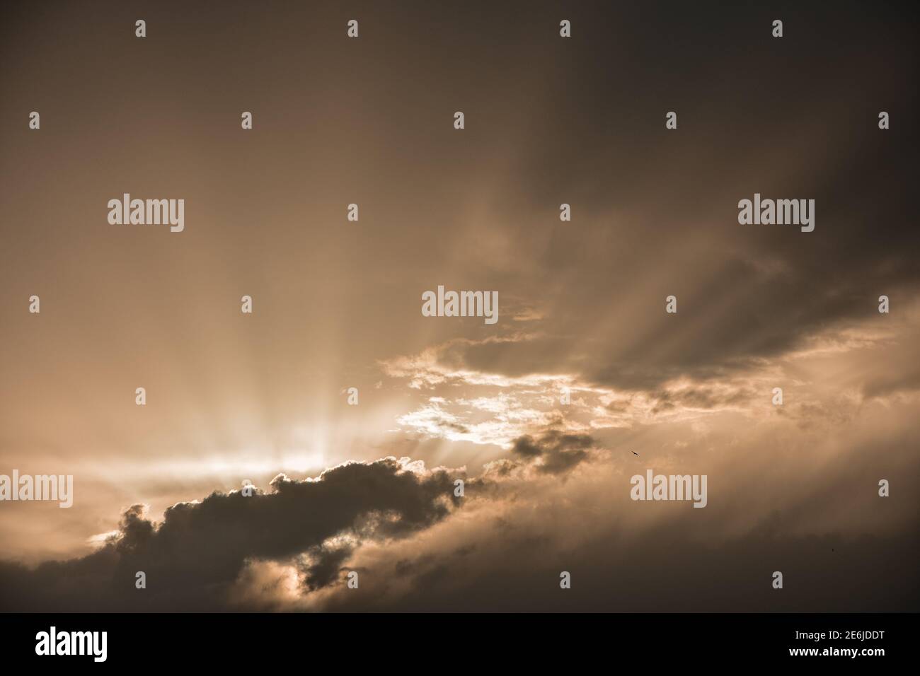 Light rays coming through clouds hi-res stock photography and images ...