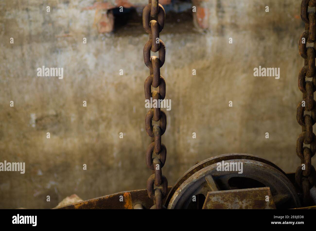 rusty chain of old elevator Stock Photo - Alamy
