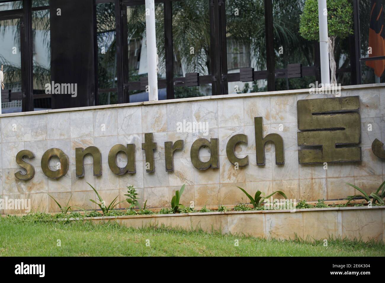 Sonatrach logo hi-res stock photography and images - Alamy