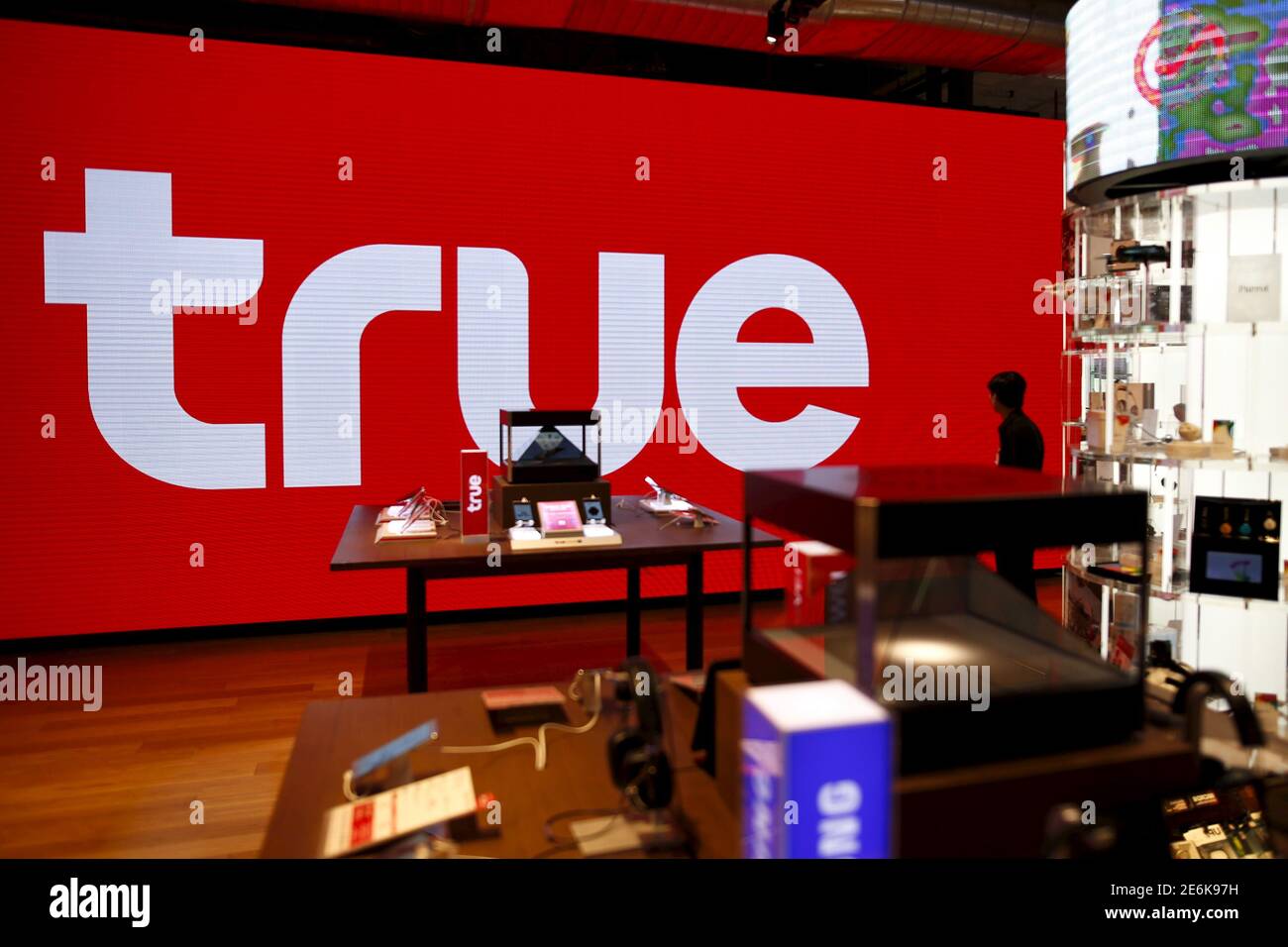 Security screen department store hi-res stock photography and images ...