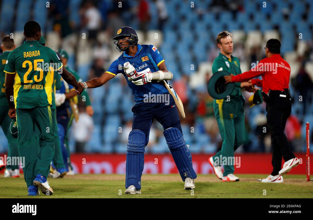 Cricket players shake hands hi-res stock photography and images - Alamy
