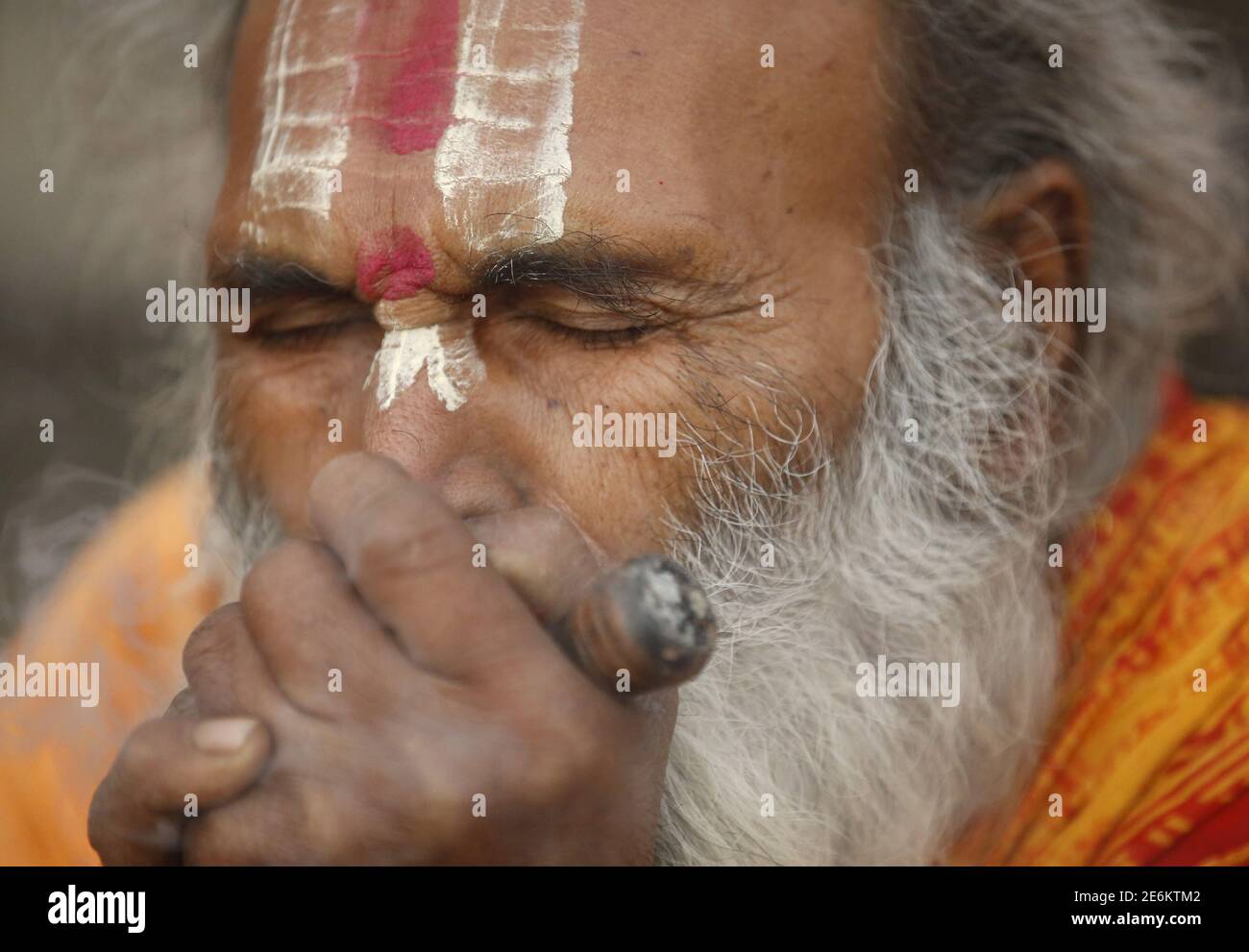 Sadhu smoking chillum india hi-res stock photography and images - Alamy