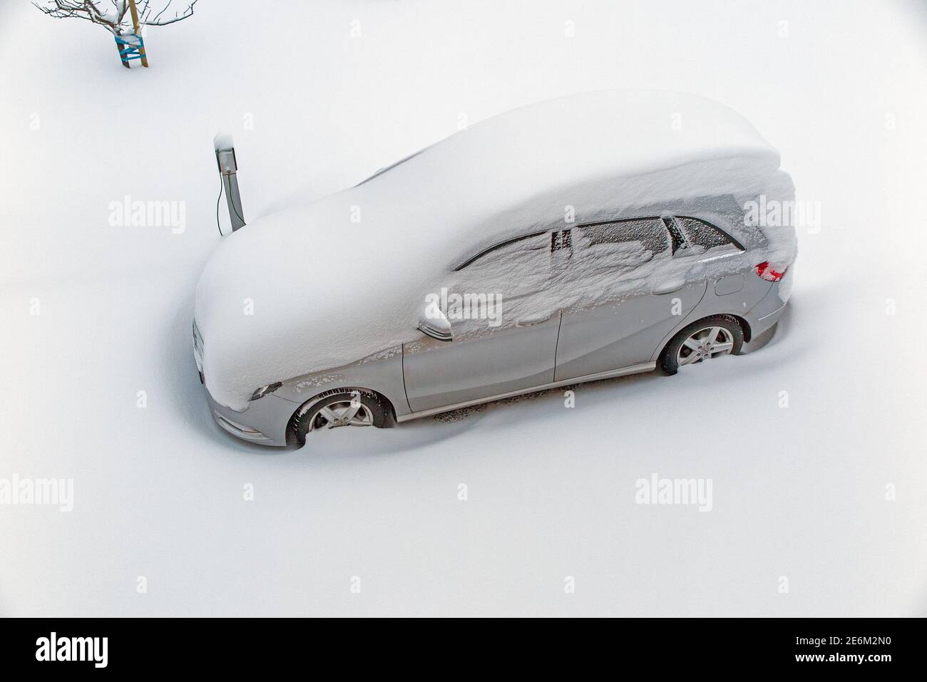 Snow covered car in Malmkoping, Sweden.Photo: Bo Arrhed Stock Photo - Alamy