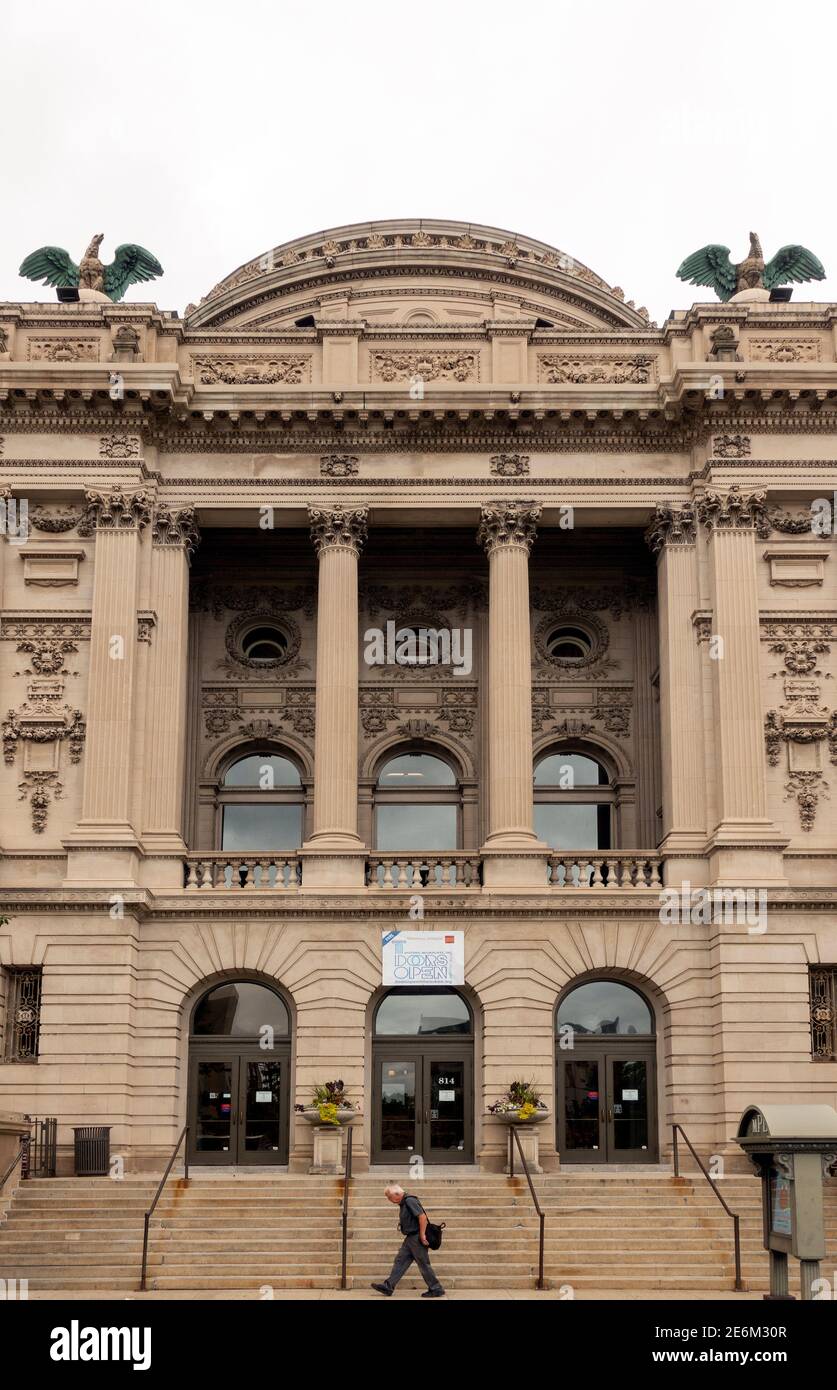Milwaukee public central library hi-res stock photography and images ...
