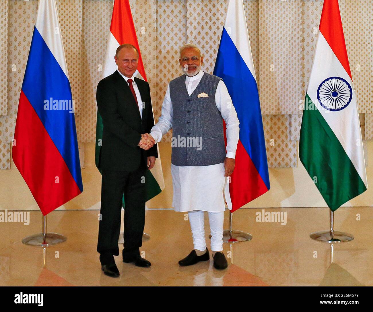 Vladimir putin handshake hi-res stock photography and images - Alamy