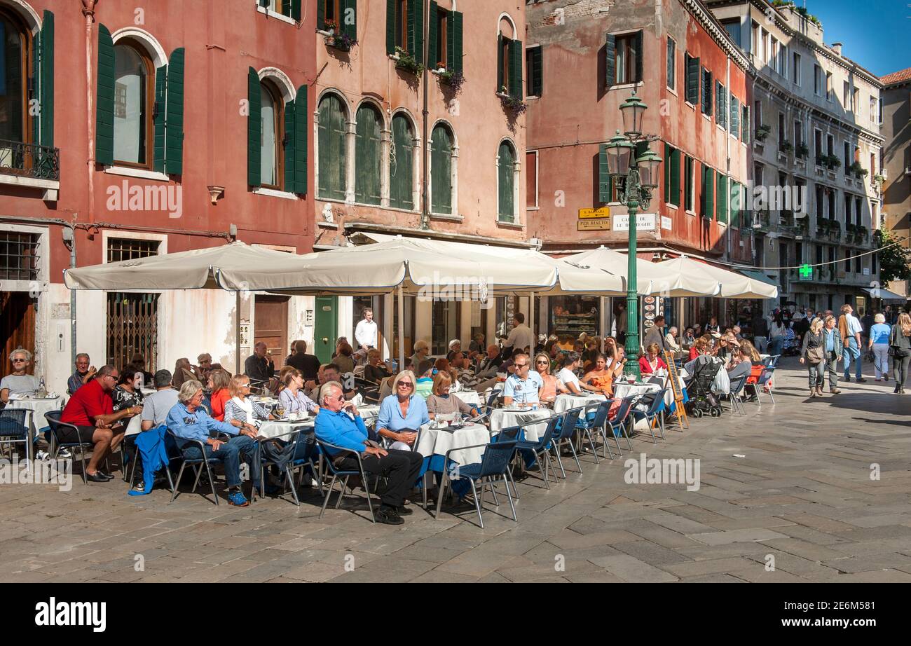 Tourists dining outside a restaurant in the beautiful city of Venice ...