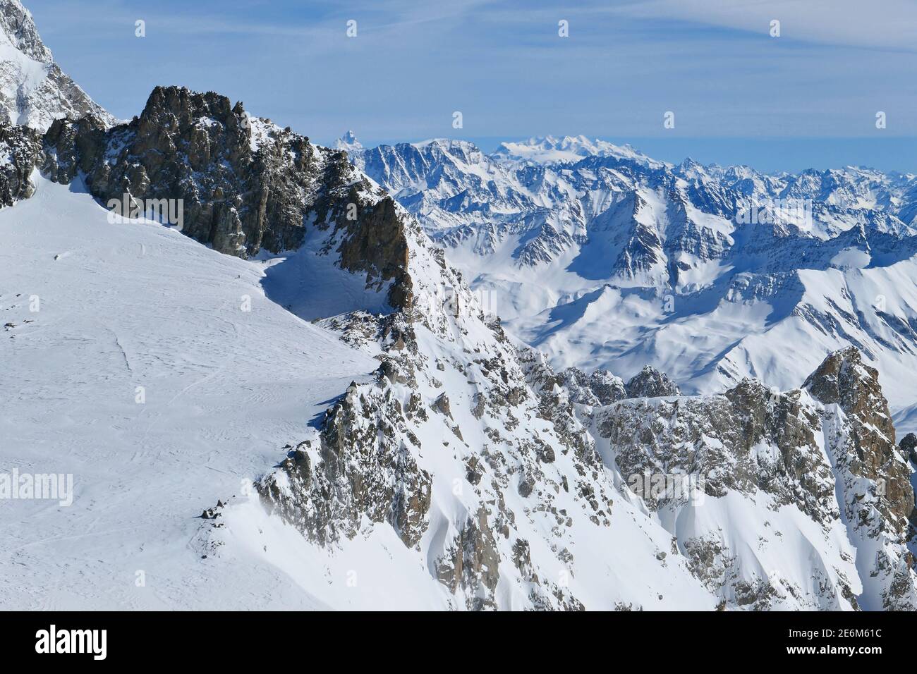 Scenic winter panorama of Alps from Punta Helbronner in Italy ...