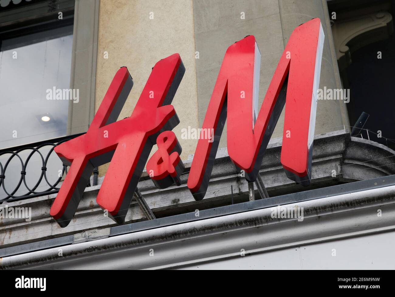 H&m logo shop hi-res stock photography and images - Alamy