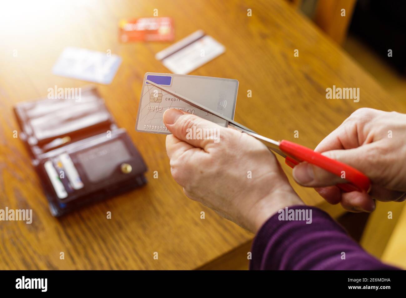 Irreversible destruction of a deactivated payment card by cutting with ...