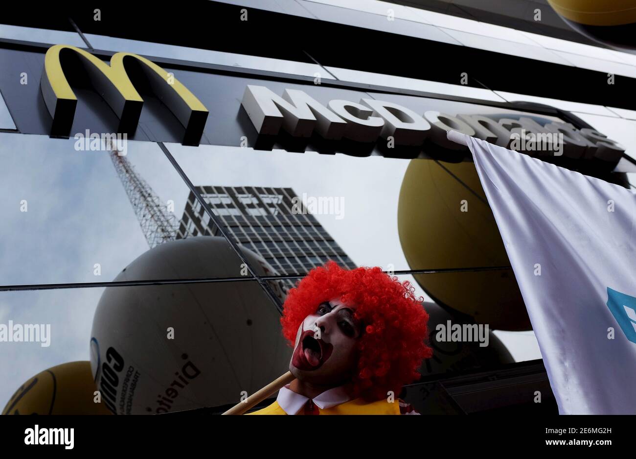 Ronald mcdonald mascot hi-res stock photography and images - Alamy