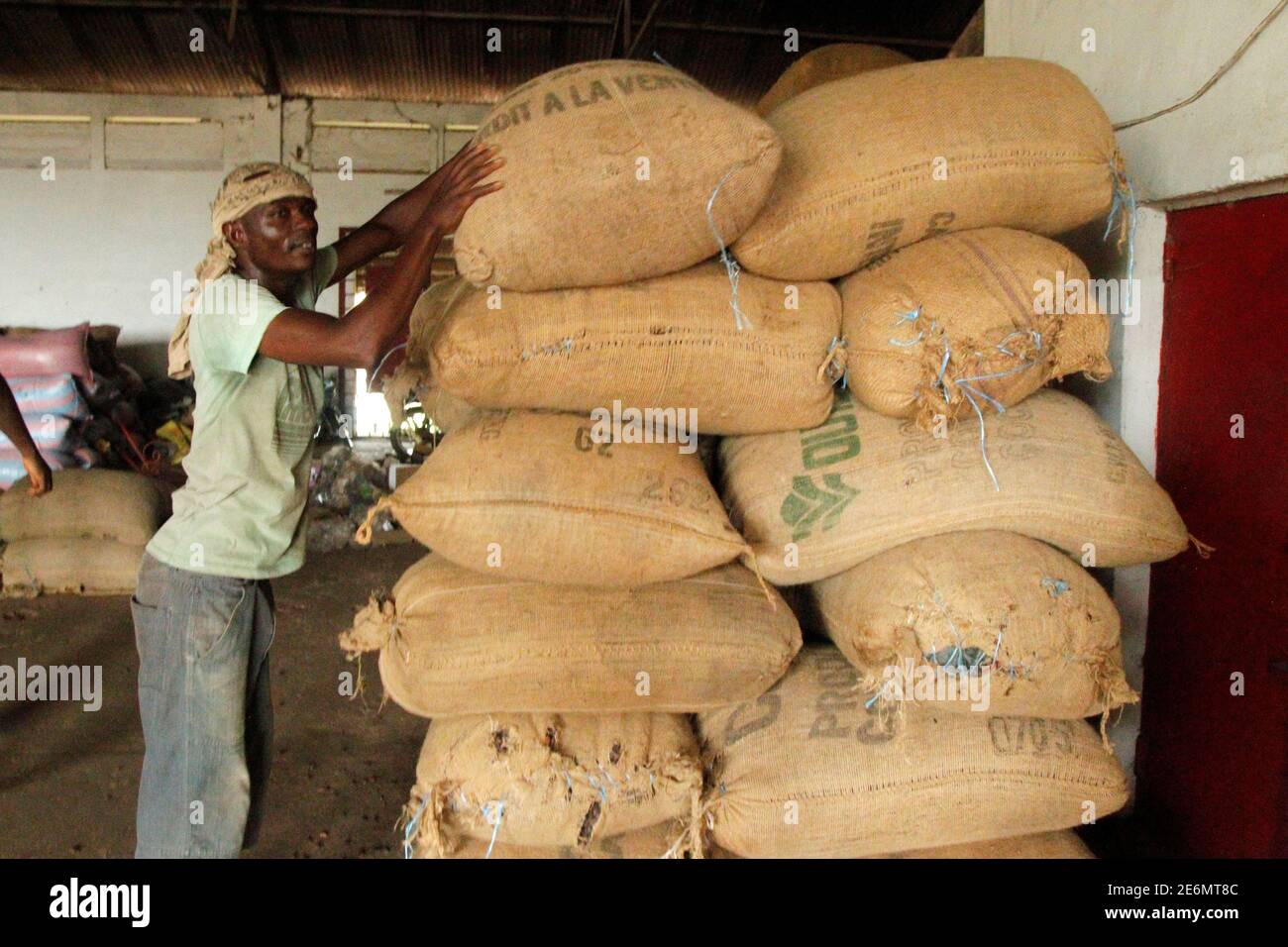 Bags of cocoa hi-res stock photography and images - Alamy