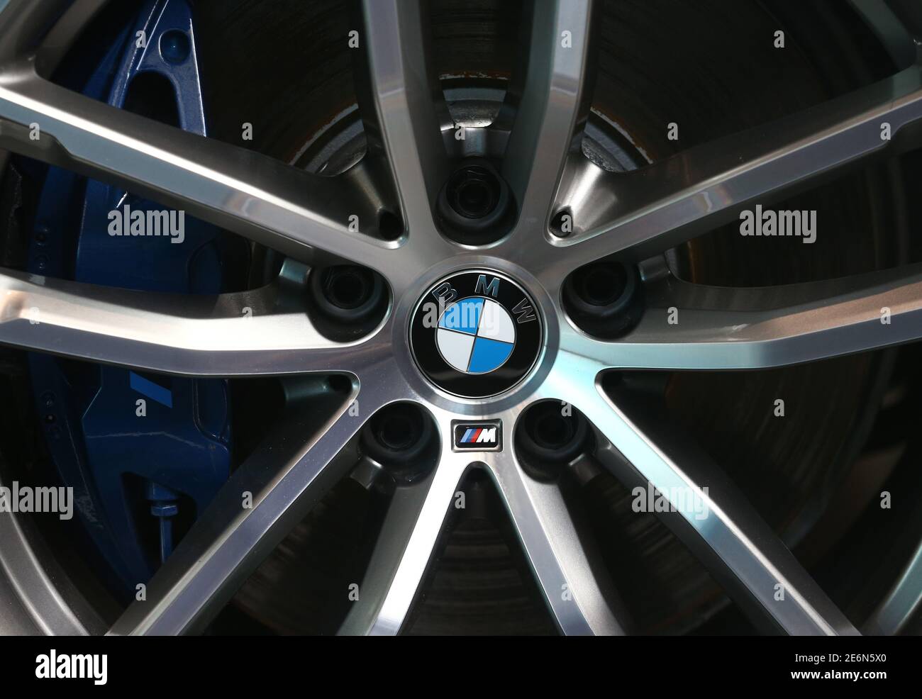 Wheel bmw logo hi-res stock photography and images - Alamy