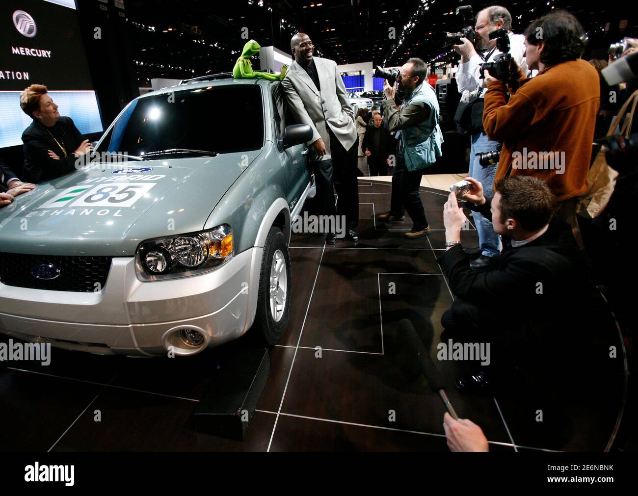 Frog pose hi-res stock photography and images - Alamy