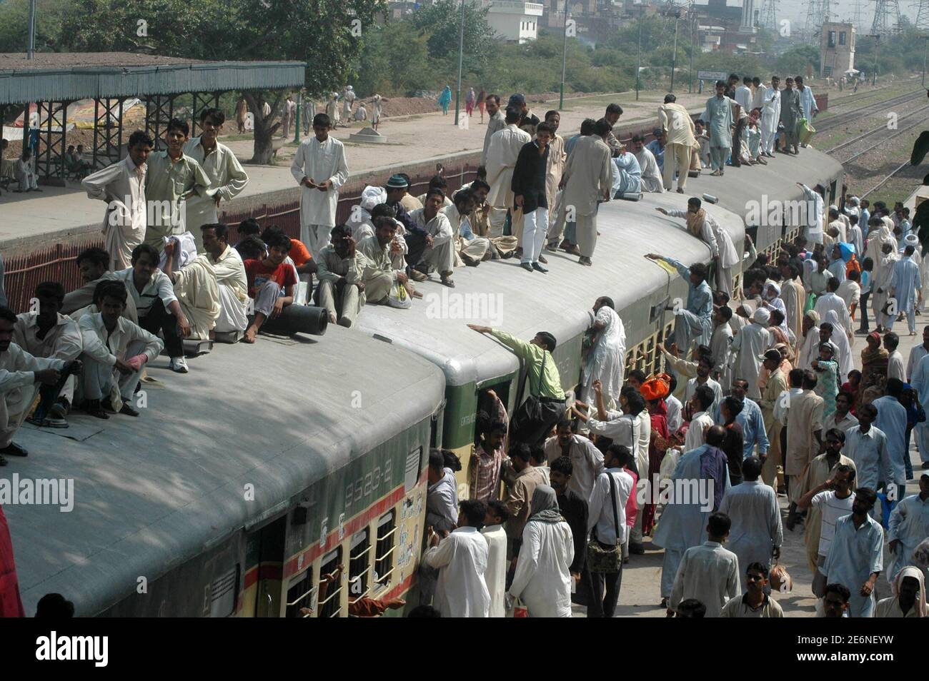 Pakistan train crowd hi-res stock photography and images - Alamy