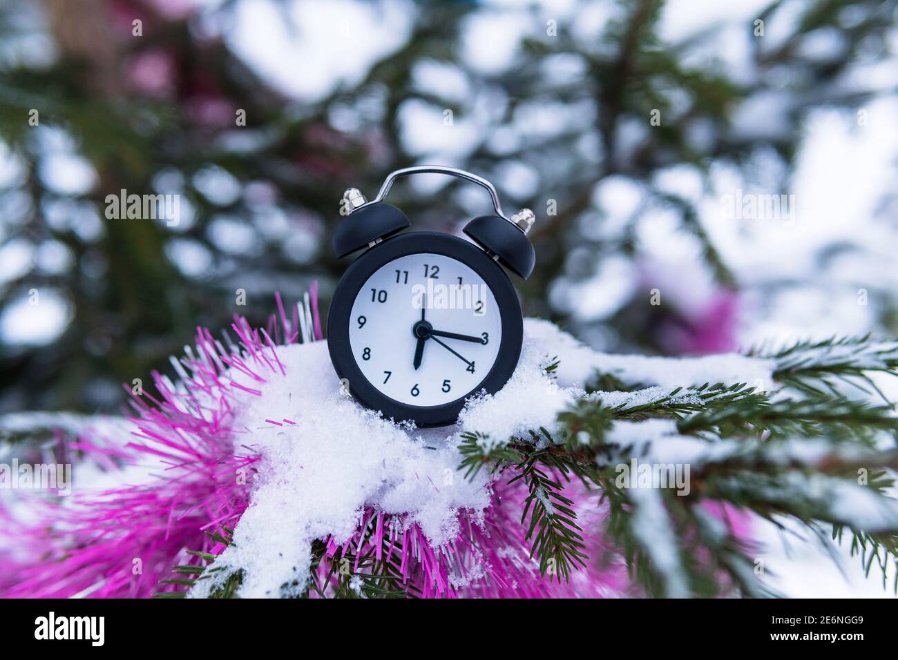 Alarm clock in the snow. New Year of winter concept. copy space Stock ...